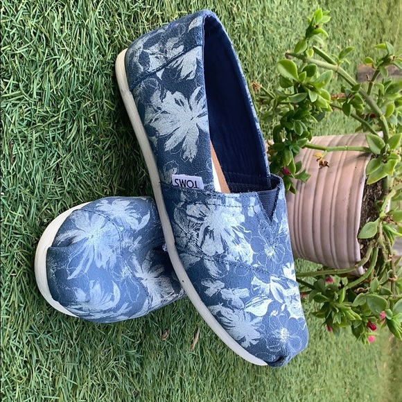Toms | Shoes | Bnwt Blue Floral Pattern Toms Womens Size 6 | Poshmark